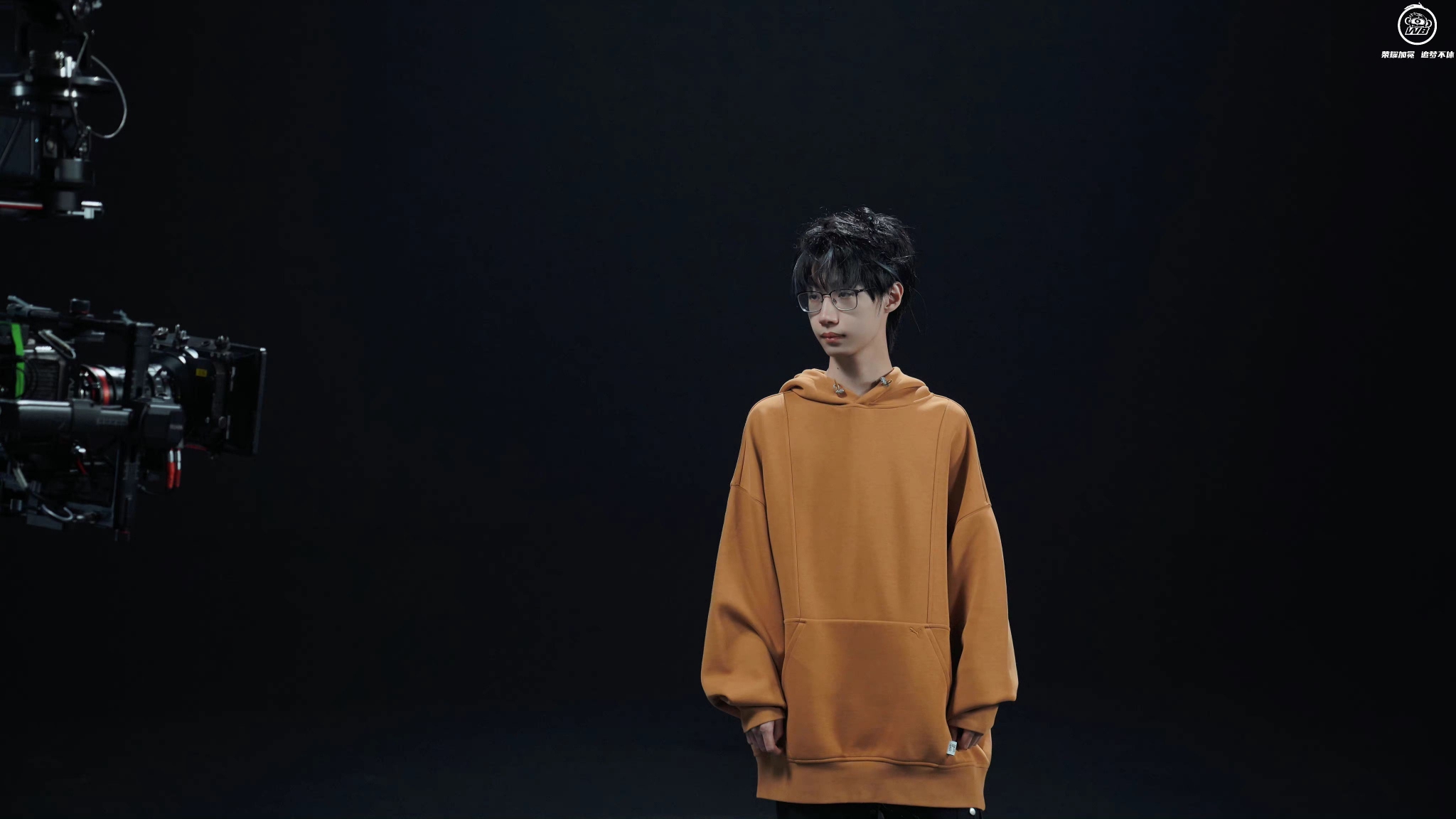 尝试了全新酷酷造型的@北京WB暖阳 和__财经头条