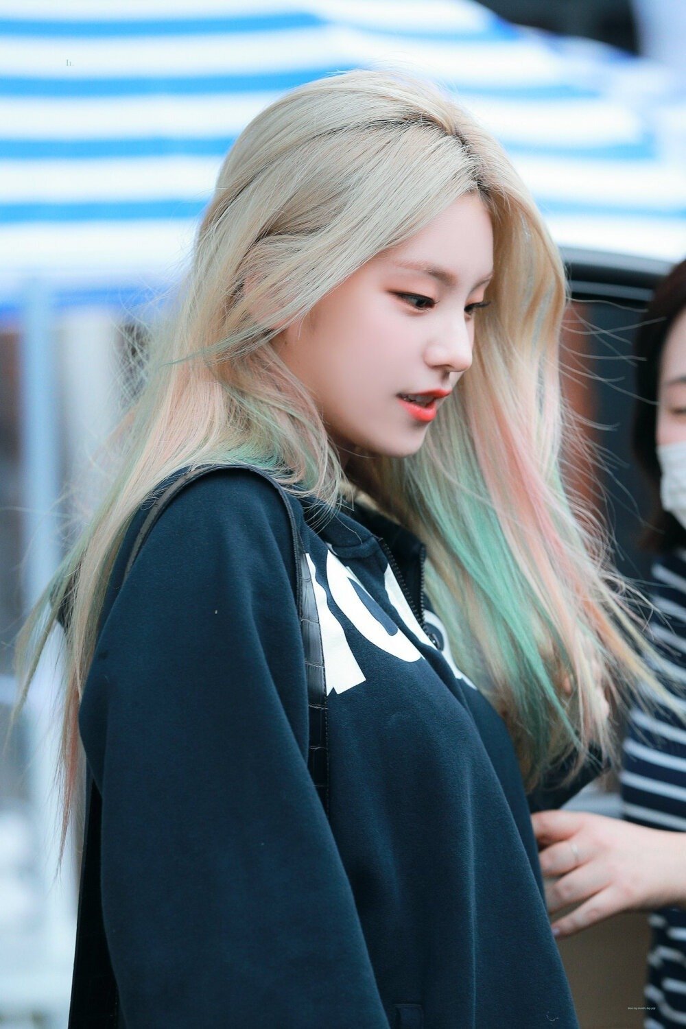 ITZY在MAMA大赏举办当天回归，新曲首舞台，将在年末颁奖典礼公开|颁奖典礼|舞台|女团_新浪新闻