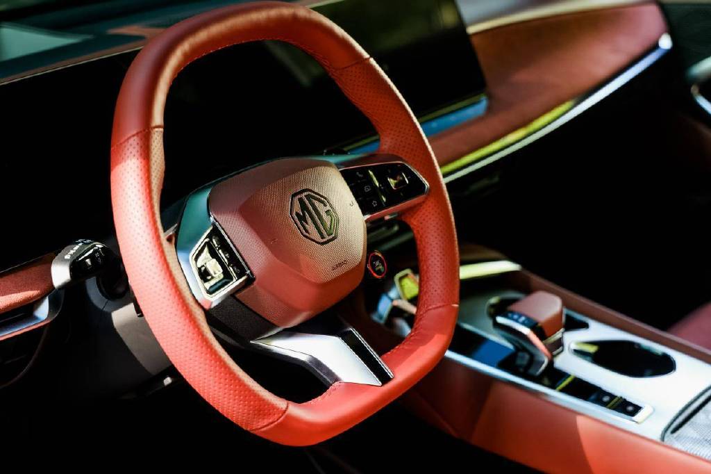 以极致优雅诠释顶流座舱，至美顶格轿跑MG7实车内饰首度曝光__财经头条