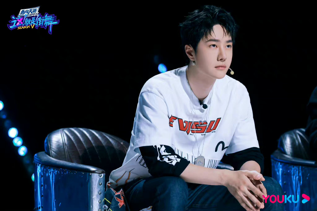 《这就是街舞5》王一博最新剧照，黑白叠穿简约却不简单……__财经头条