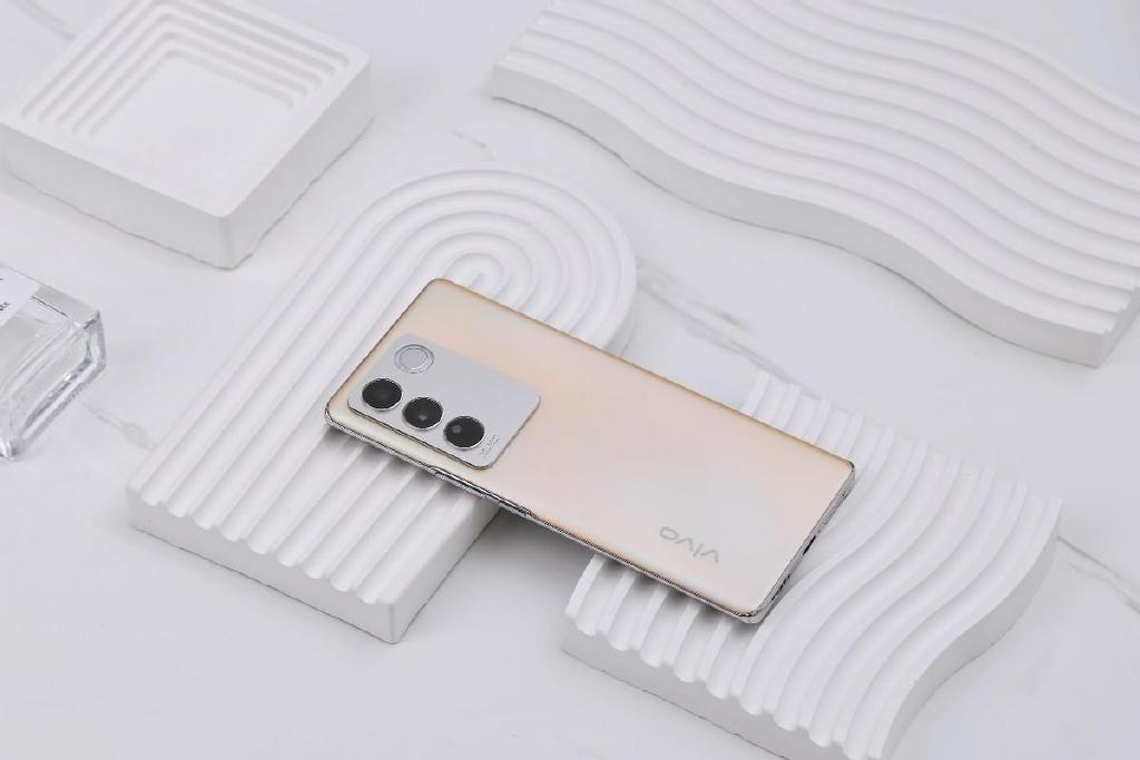 首创双面柔光人像，年轻人喜爱的拍人神器！vivo S16上手体验