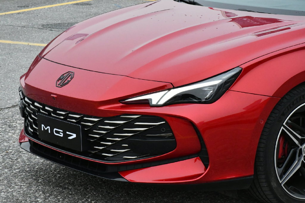 完美诠释双重性格，场地试驾名爵MG7__财经头条