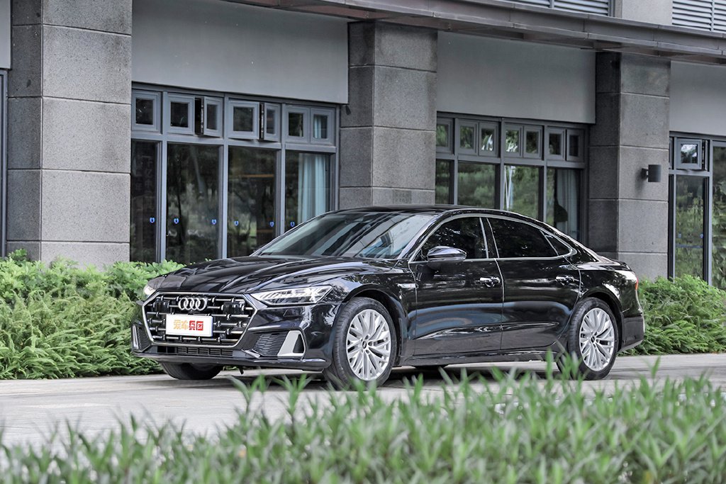 德系运动C级豪华，上汽奥迪A7L与2024款宝马5系，谁更强？-新浪汽车