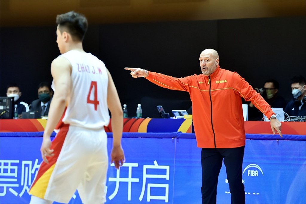 中国男篮86-74胜伊朗，乔帅的三次“微调”，展现出名帅能力