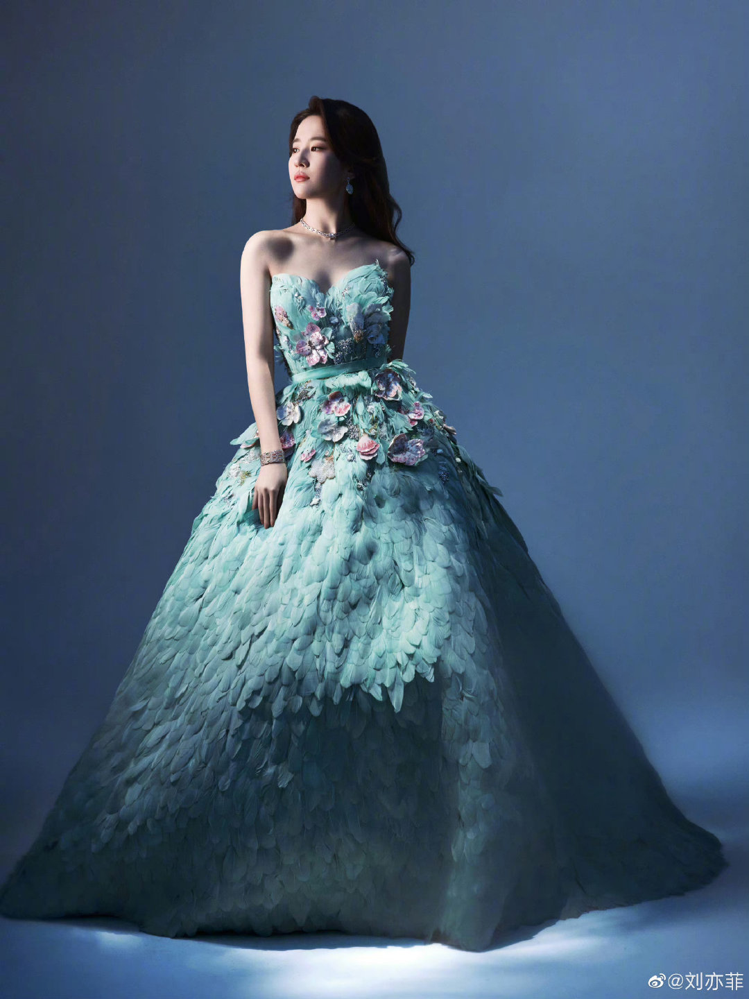 刘亦菲微博之夜造型，是高傲的孔雀美人啊__财经头条