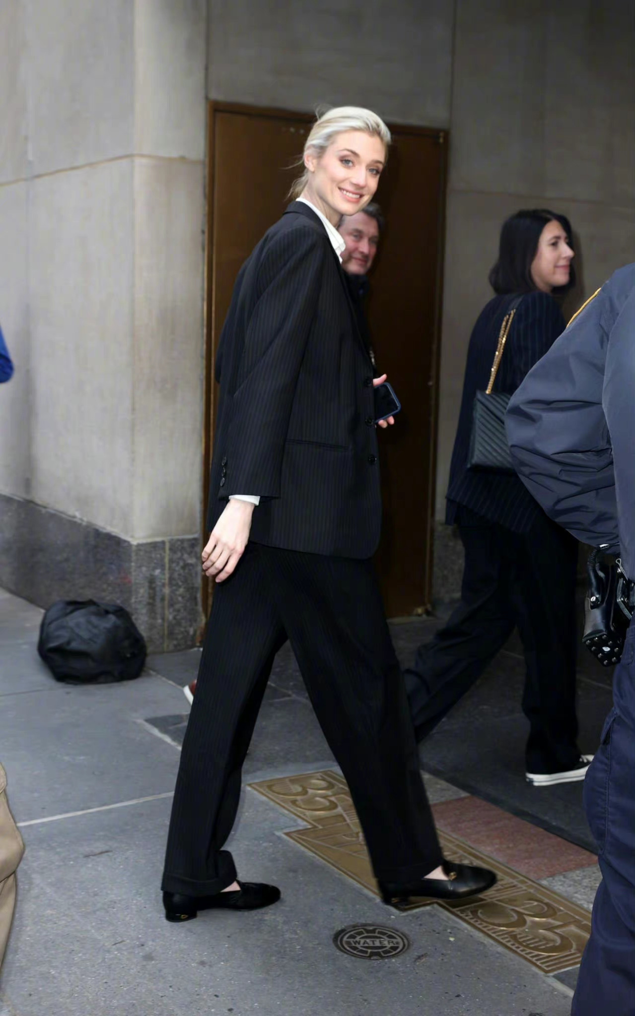 为新片做宣传……__财经头条