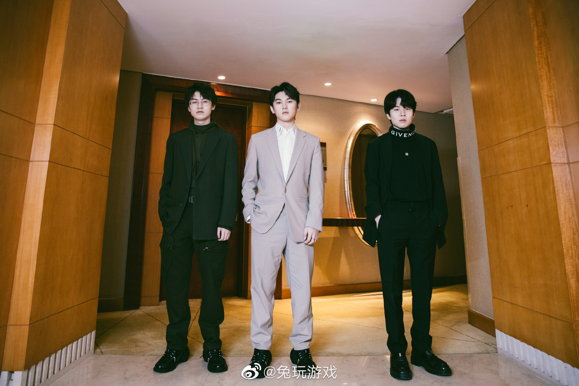 微博之夜LPL选手Meiko Jackeylove Rookie三人帅气登场……__财经头条