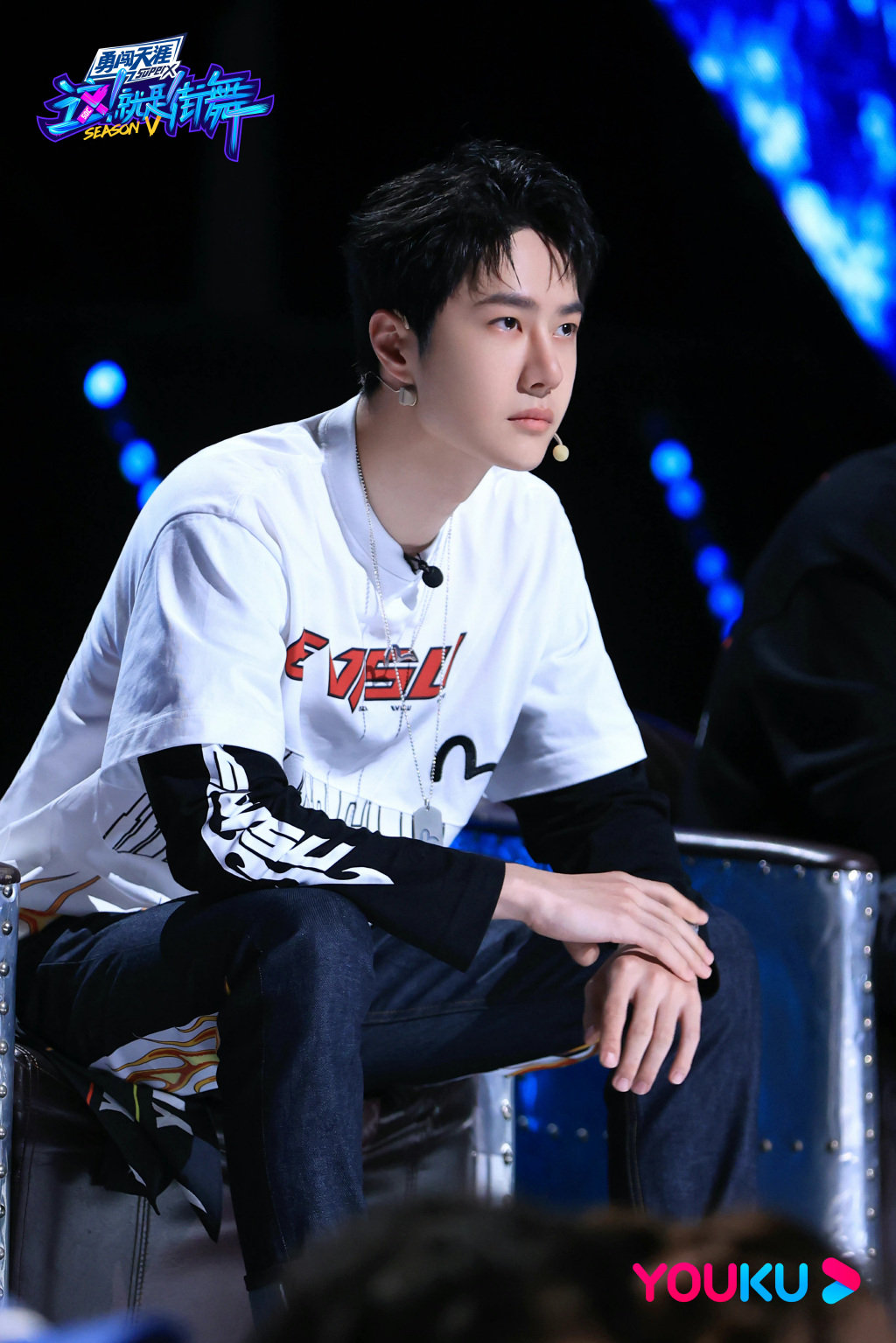 《这就是街舞5》王一博最新剧照，黑白叠穿简约却不简单……__财经头条
