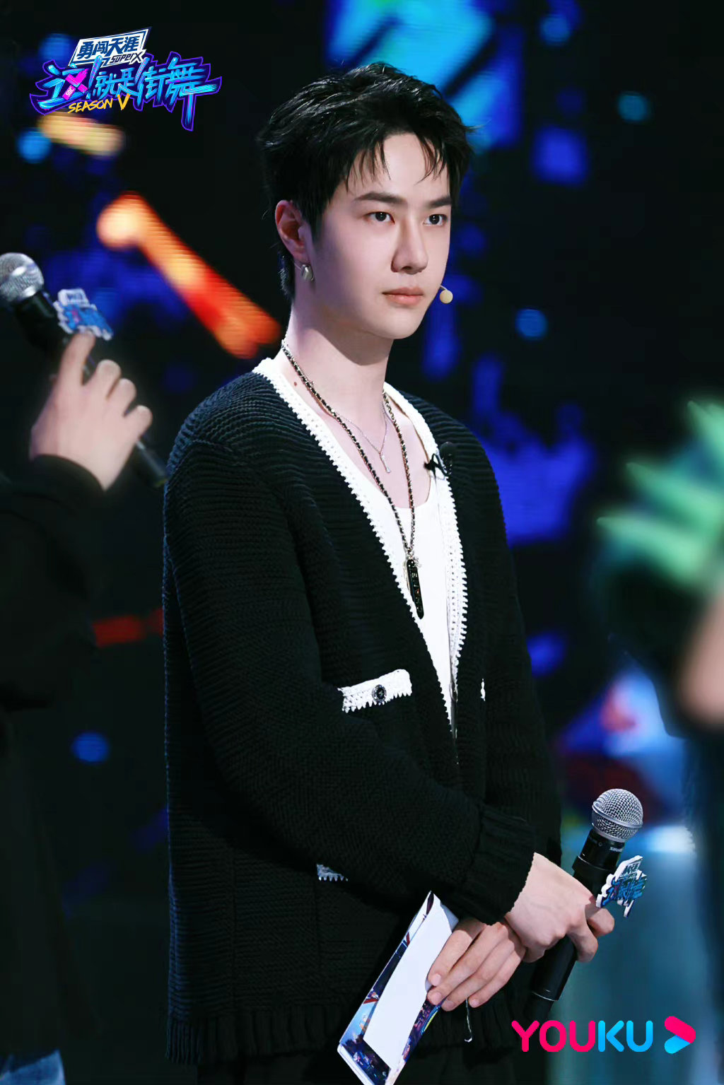 《这就是街舞5》王一博最新剧照，黑白叠穿简约却不简单……__财经头条