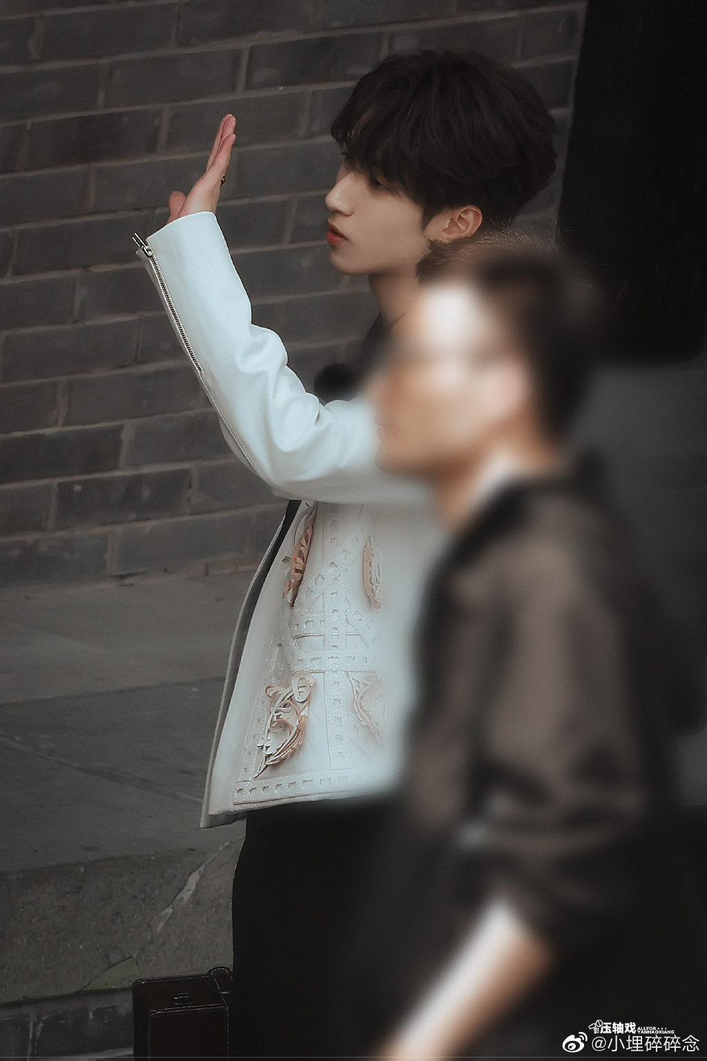 严浩翔极挑白西装造型路透 严浩翔《极限挑战》__财经头条