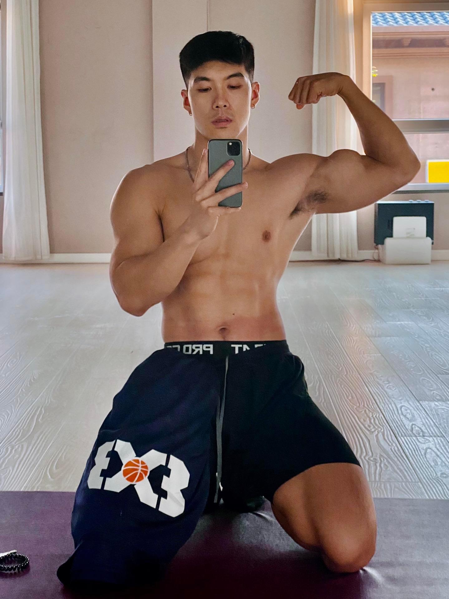 黑皮肌肉小哥。身材好性感！ 喜欢身材比较壮的吗？ 图：🌟乔三岁__财经头条