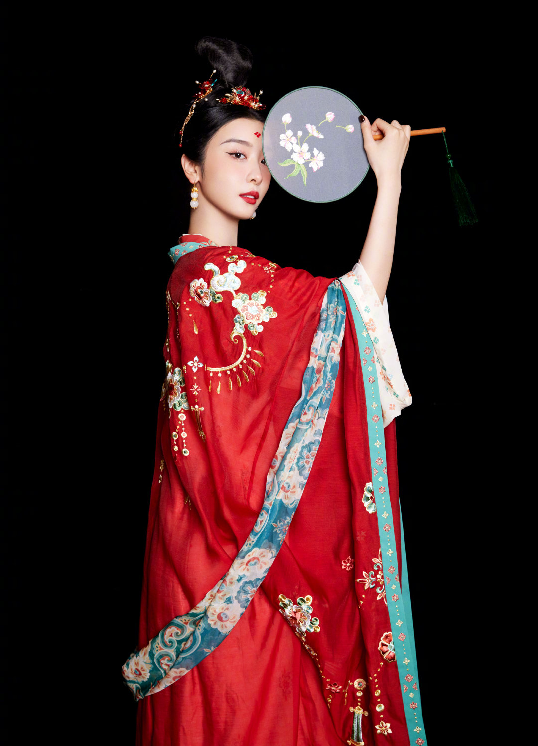 会狠狠爱一些红衣古风装扮的美女……__财经头条