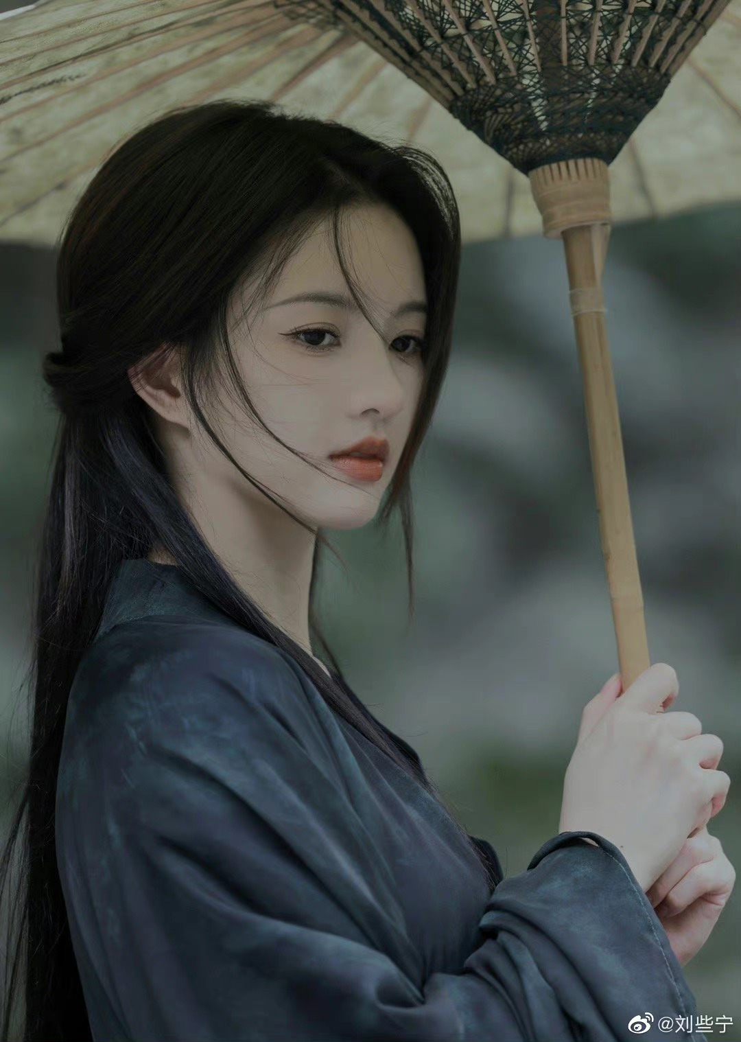 刘些宁古装撑伞氛围感大片，清冷的古风美女
