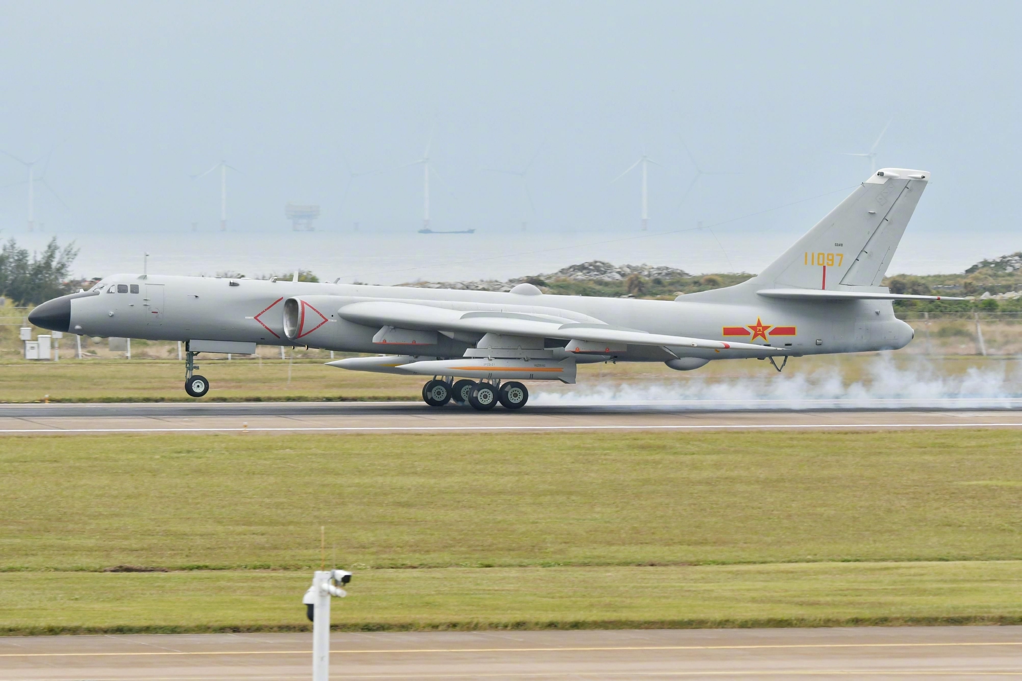 前方快报，H-6K战神轰炸机携2枚首次曝光的国产高超音速导弹降落__财经头条