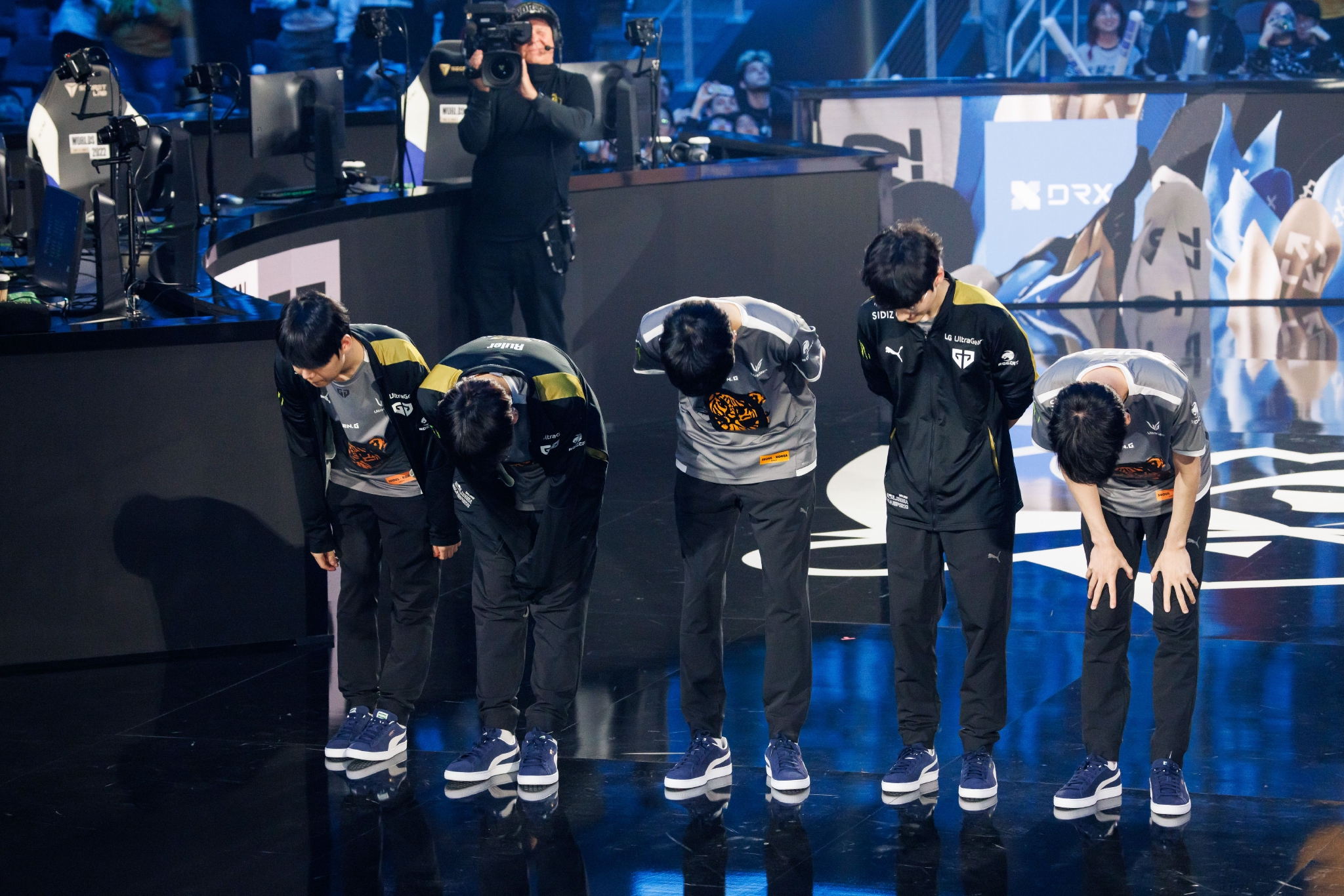 GEN.G赛后返图 今年辛苦了！明年见！ Cr.官方__财经头条