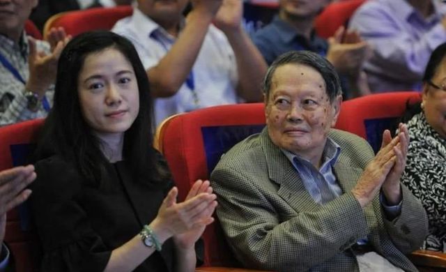 99岁杨振宁带小54岁娇妻聚会，好友围着敬酒，眼神示意让她不要喝