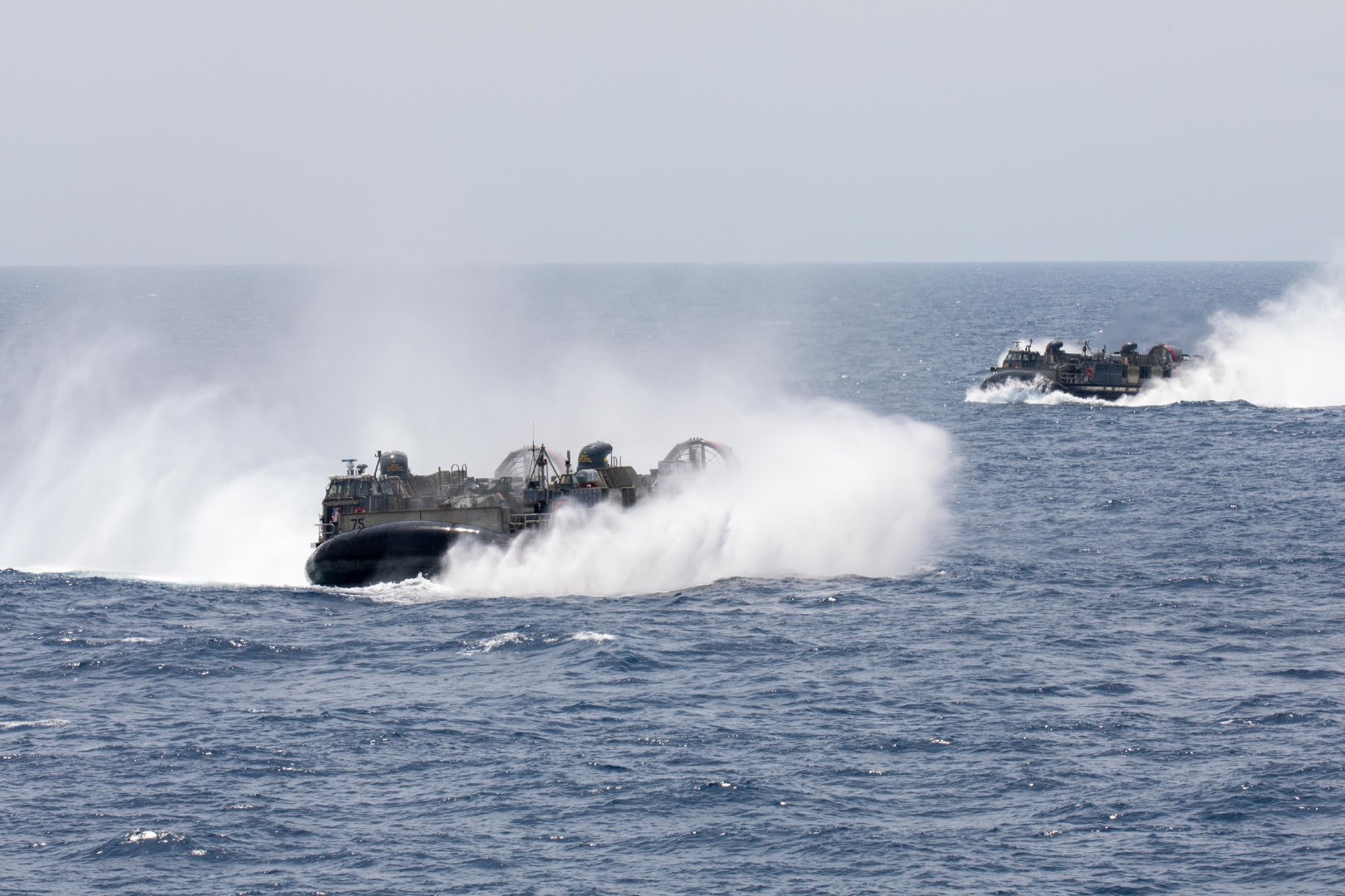 美国海军驱逐舰迪凯特号与登陆艇气垫(LCAC)一起航行|登陆艇|迪凯特|气垫_新浪新闻