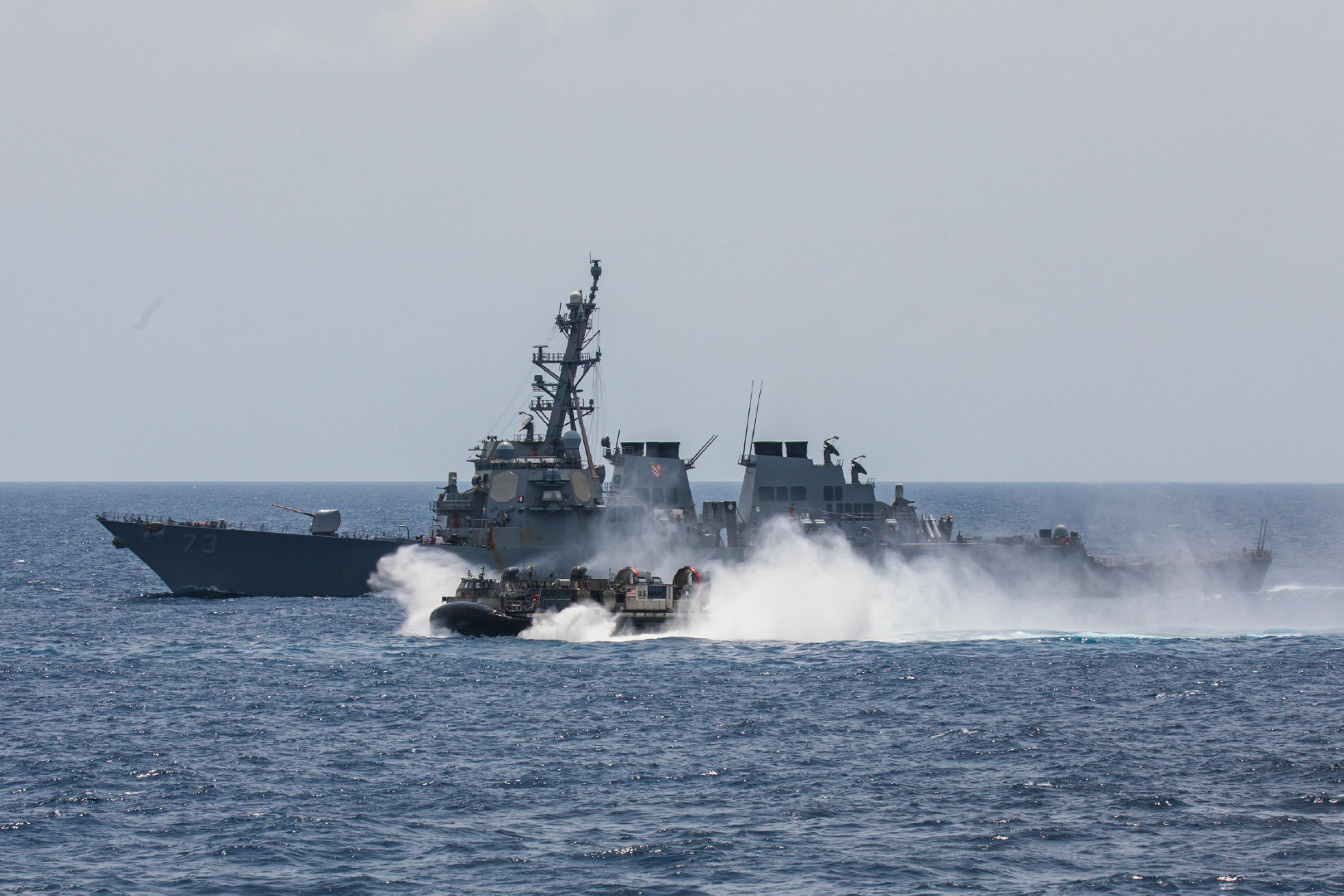 美国海军驱逐舰迪凯特号与登陆艇气垫(LCAC)一起航行