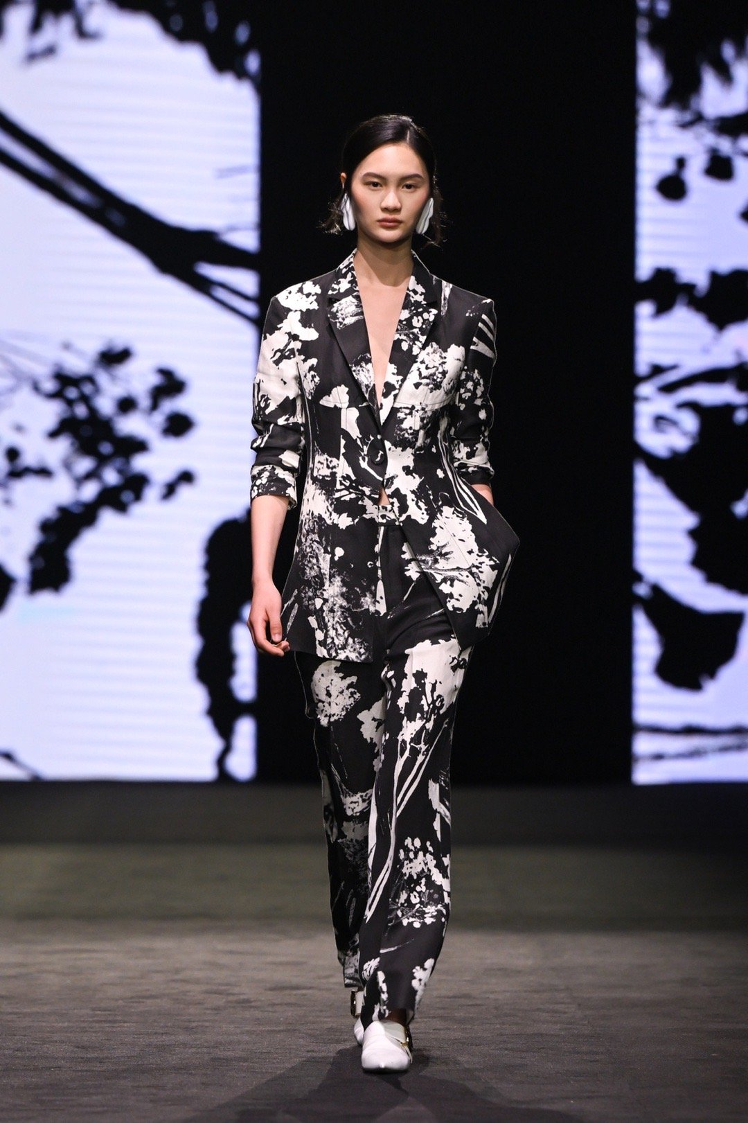 COMME MOI 2023SS 跳脱了以往的设计框架……__财经头条