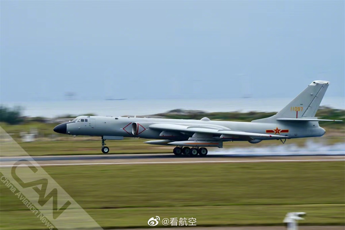 前方快报，H-6K战神轰炸机携2枚首次曝光的国产高超音速导弹降落__财经头条