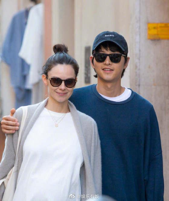 当地时间4月19日，宋仲基与妻子凯蒂·桑德斯手牵手现身罗马街头……__财经头条