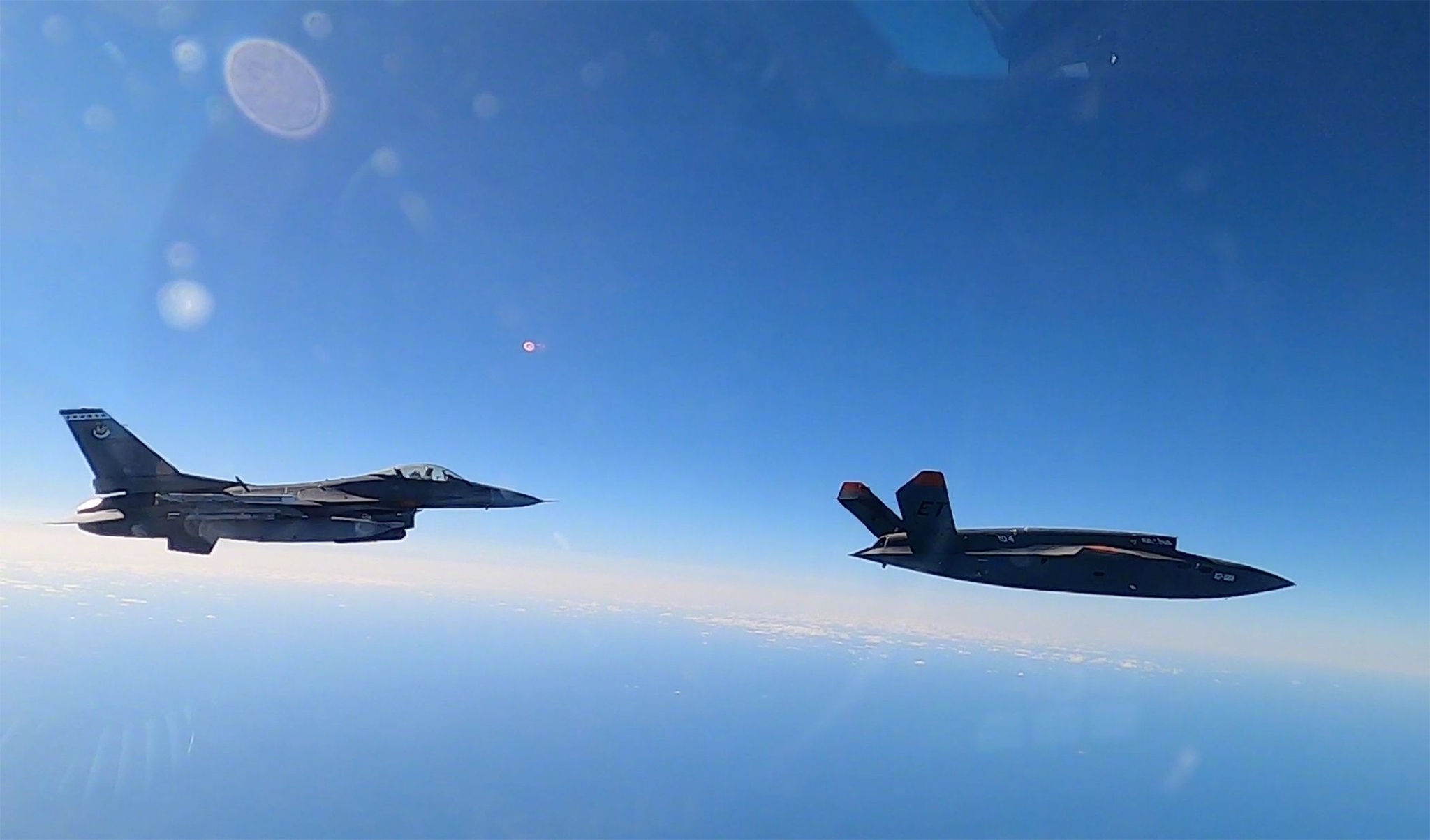 美国空军第40飞行试验中队无人机试验小组在去年12月进行了XQ-58A……__财经头条