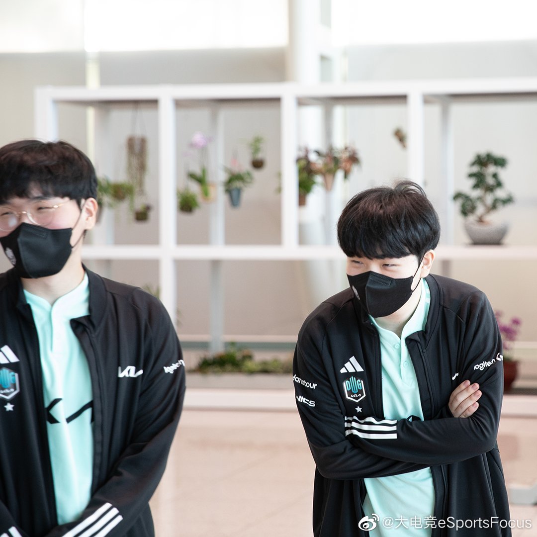 DWG官方分享选手机场花絮图 cr. twi DWGKIA__财经头条