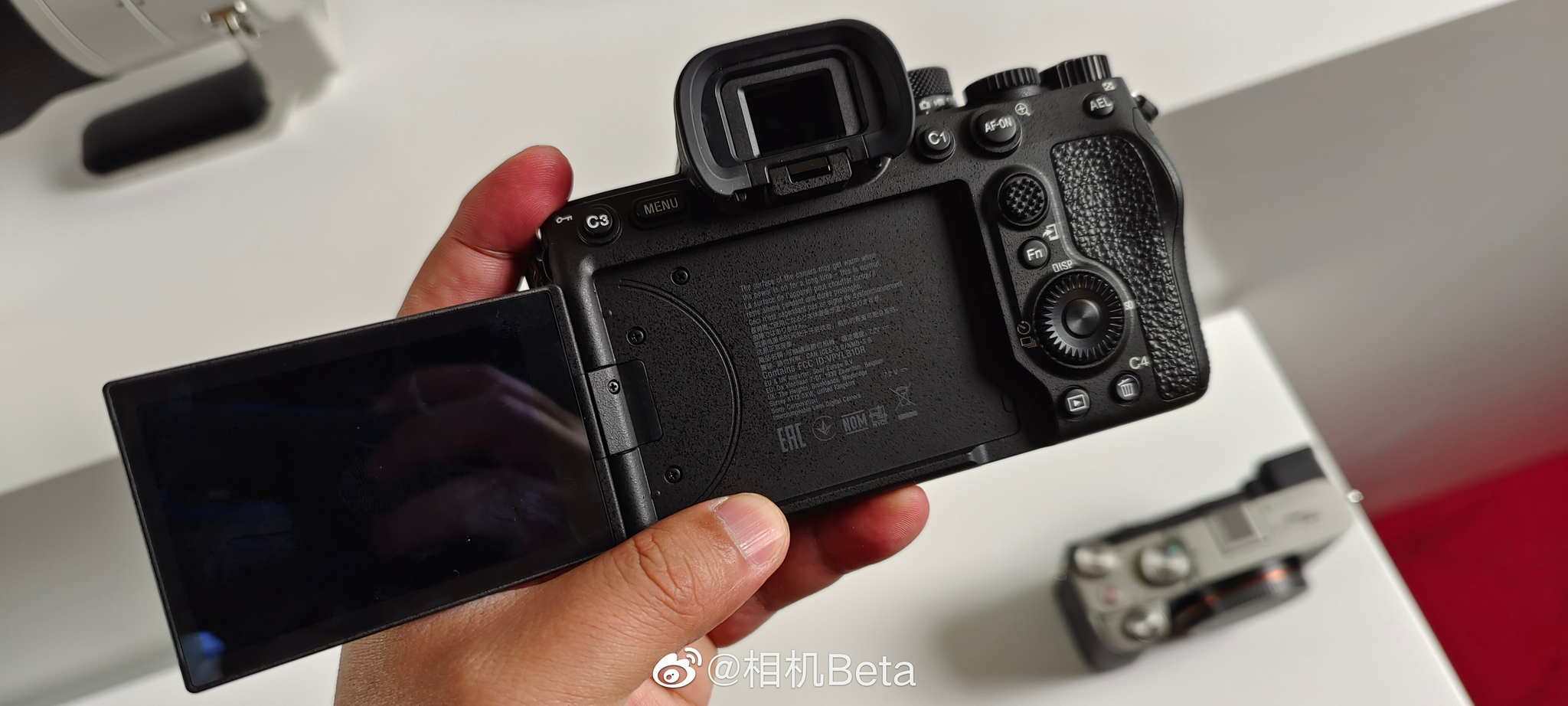 索尼A7M4真机实物上手，尺寸：131.3 x 96.4 x 79.8 mm……__财经头条