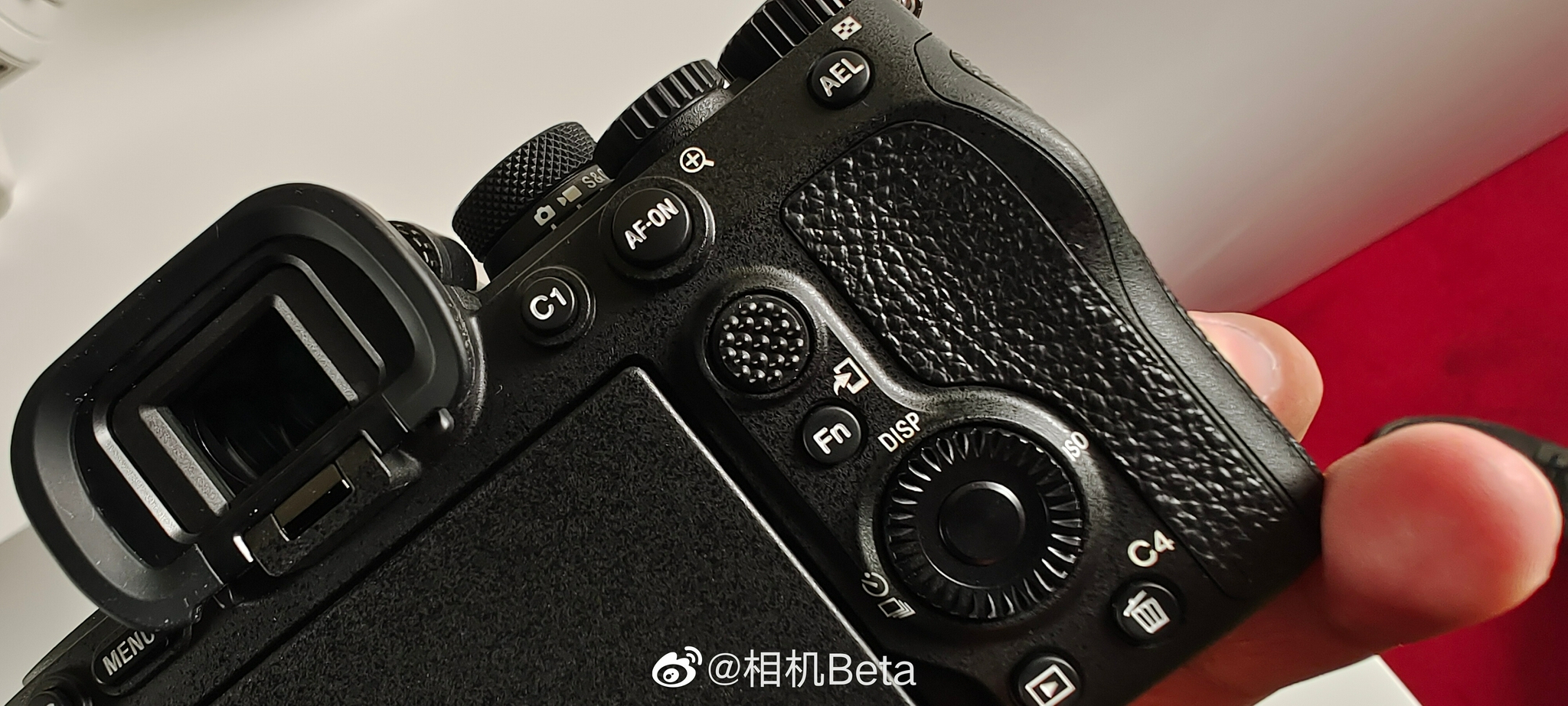 索尼A7M4真机实物上手，尺寸：131.3 x 96.4 x 79.8 mm……|尺寸|实物|索尼_新浪新闻