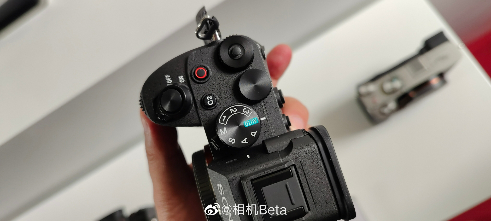 索尼A7M4真机实物上手，尺寸：131.3 x 96.4 x 79.8 mm……