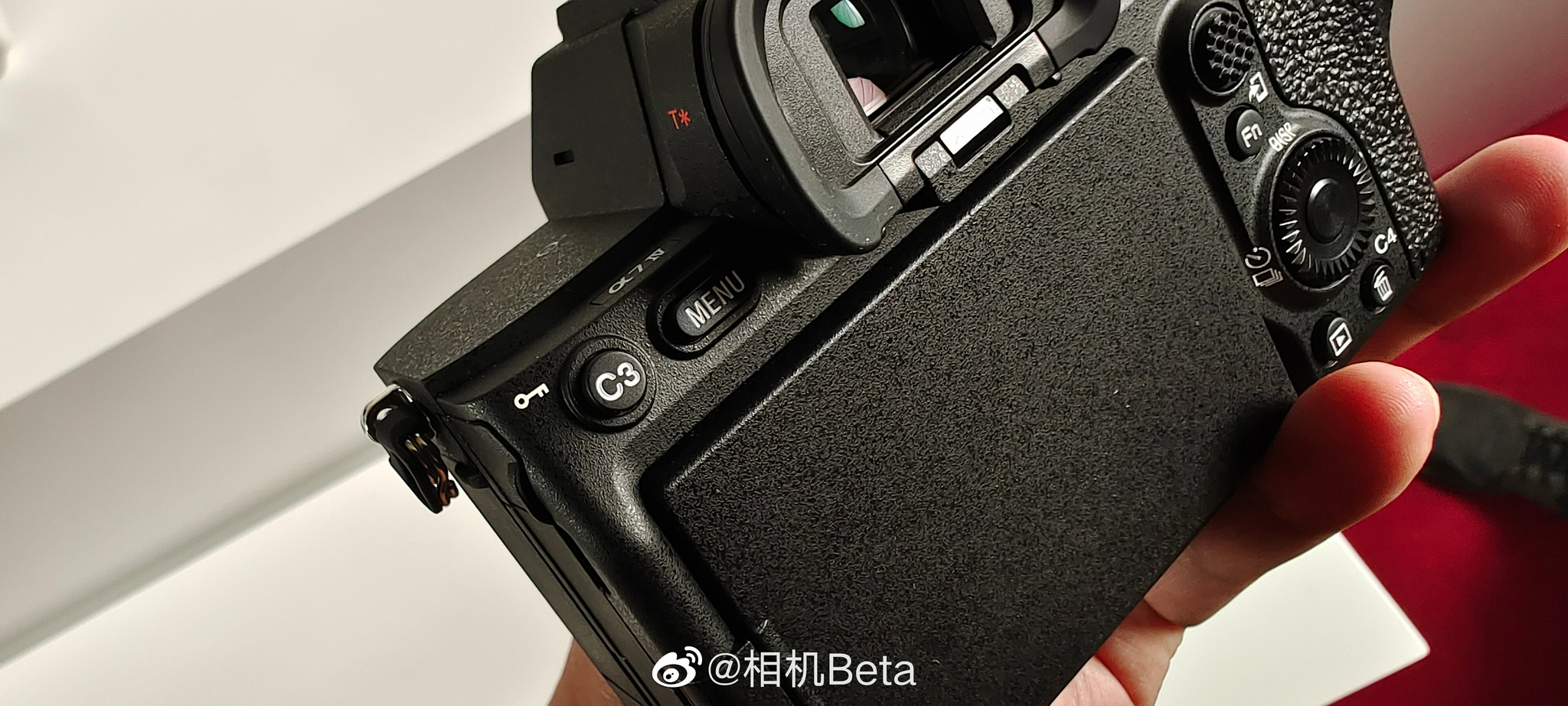 索尼A7M4真机实物上手，尺寸：131.3 x 96.4 x 79.8 mm……