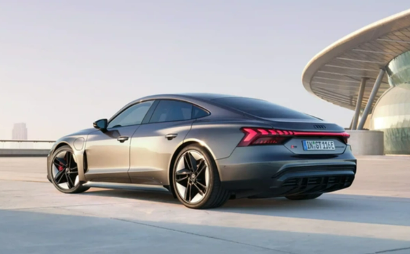 看奥迪RS e-tron GT 如何诠释电动“西装暴徒”-新浪汽车