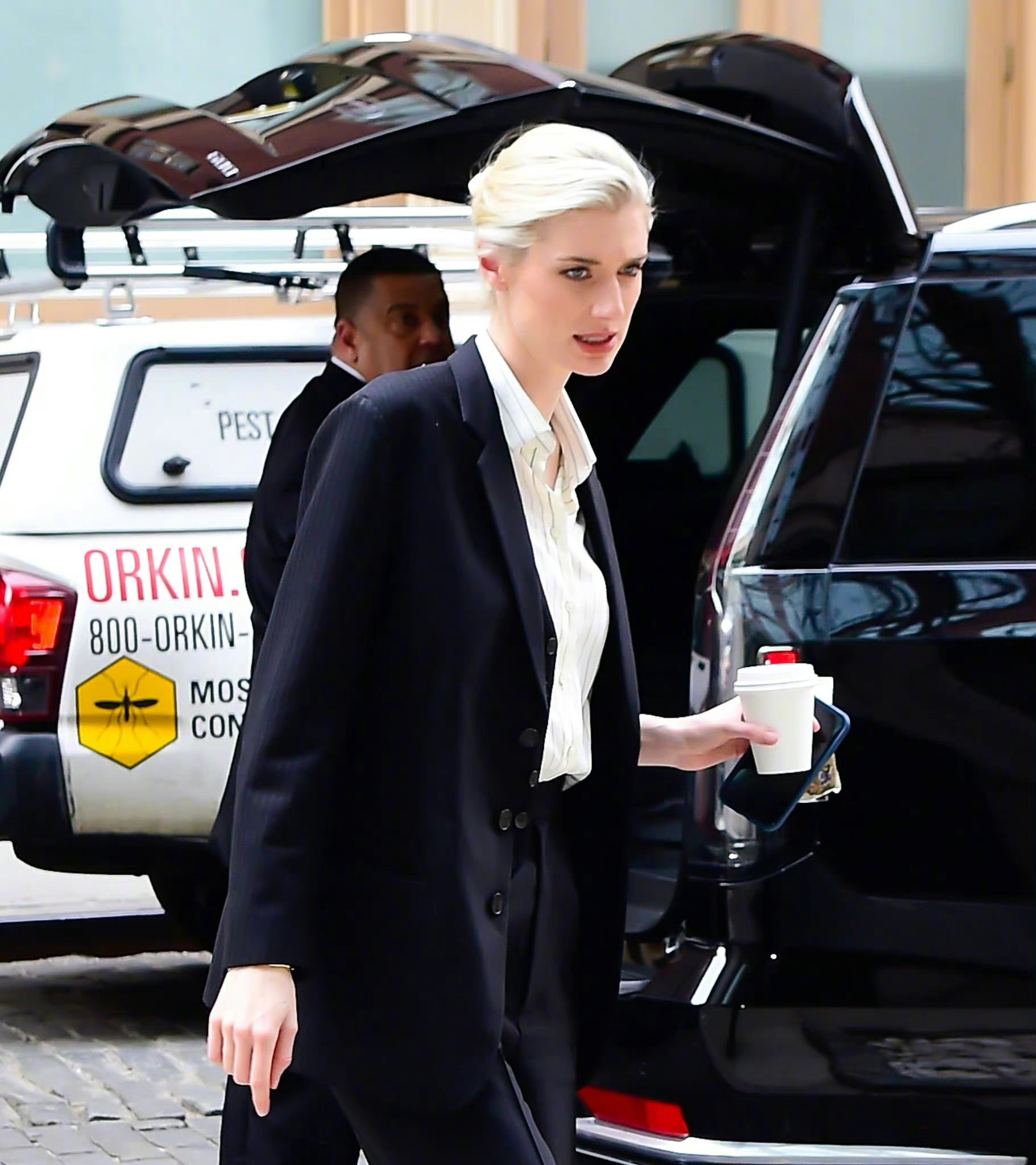 为新片做宣传……__财经头条