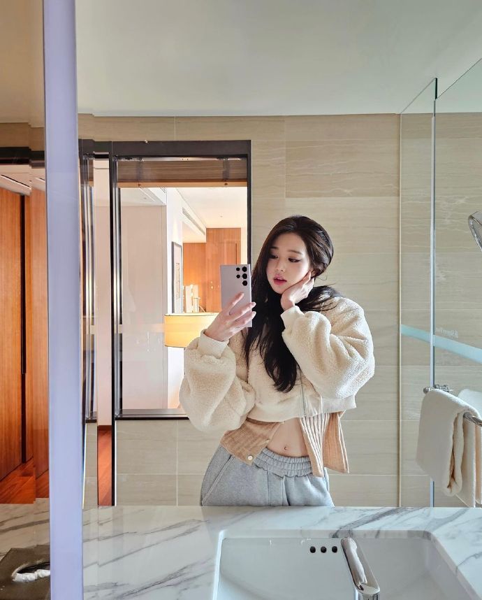 张元英ins更新，对镜自拍好美！辣妹妆迷晕我