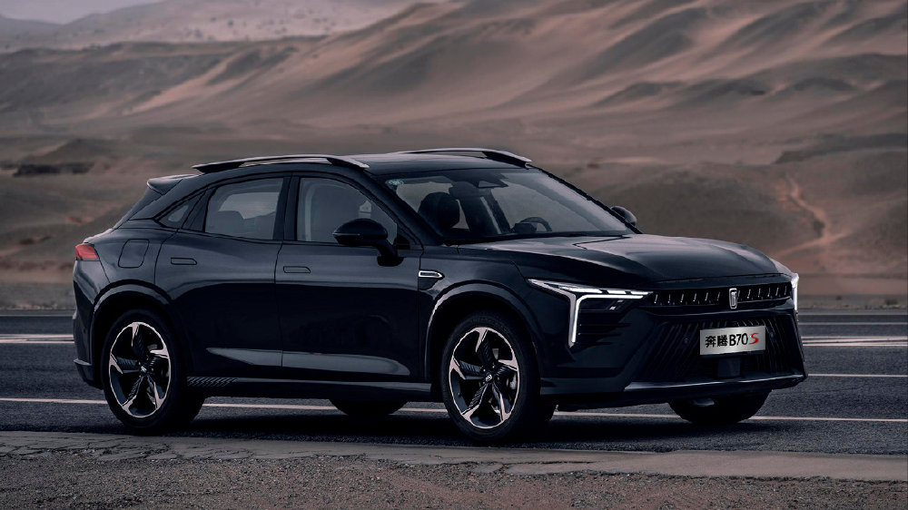 “戈”型大灯+镂空尾翼，奔腾B70S是不是一位凶猛的黑武士？