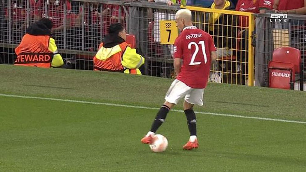 曼联1亿先生复出依旧转圈！坚称享受足球，曾跨越尸体上学都不怕|地狱|安东尼|曼联_新浪新闻