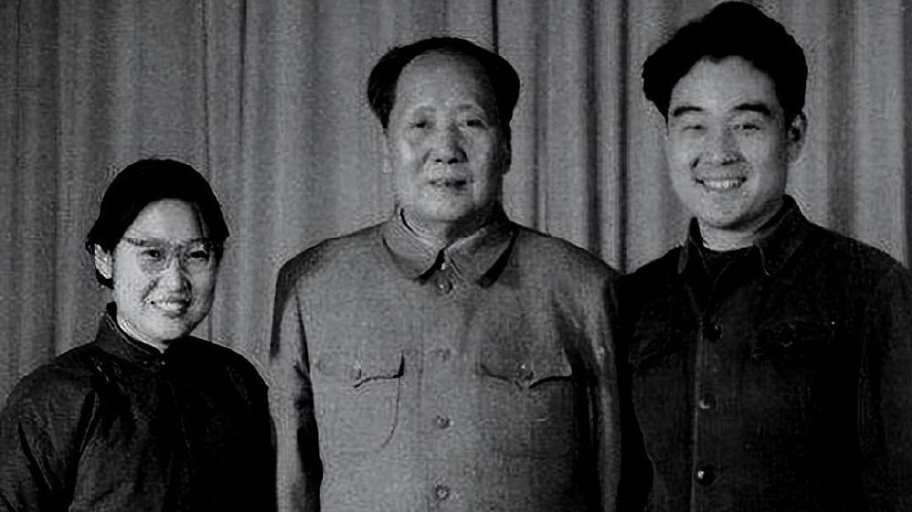 毛主席病重时，向李敏作了一个手势，李敏很多年后才明白什么意思|李敏|贺子珍|毛主席_新浪新闻