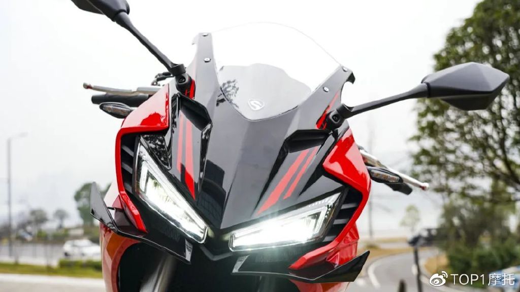 中量级仿赛的抉择——赛科龙RC401赛道版VS本田CBR400R-新浪汽车
