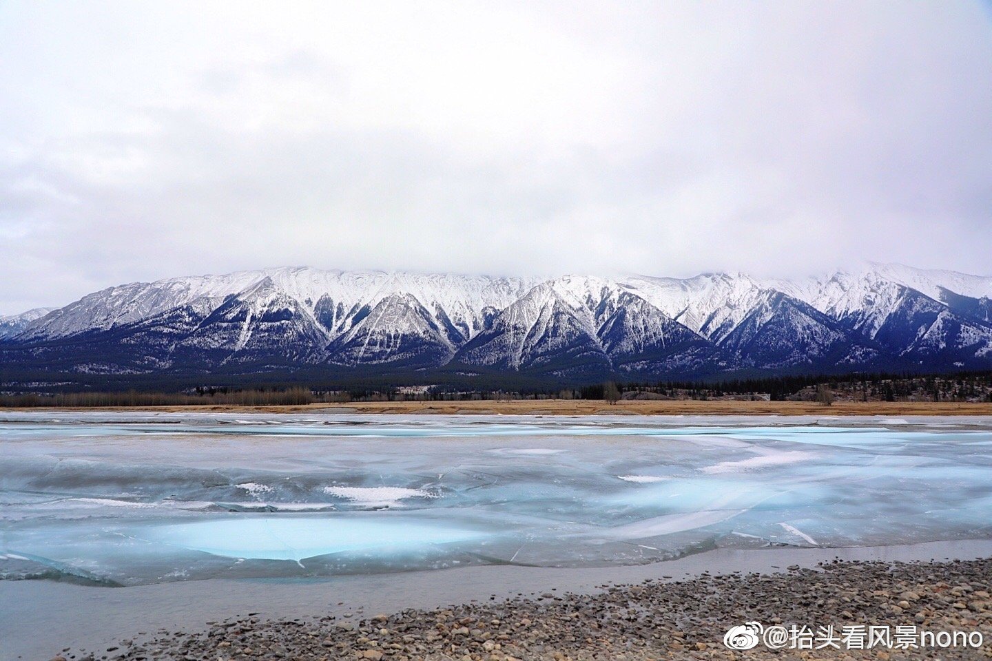 亚伯拉罕湖，又称“气泡湖”，位于加拿大艾伯塔落基山脉脚下