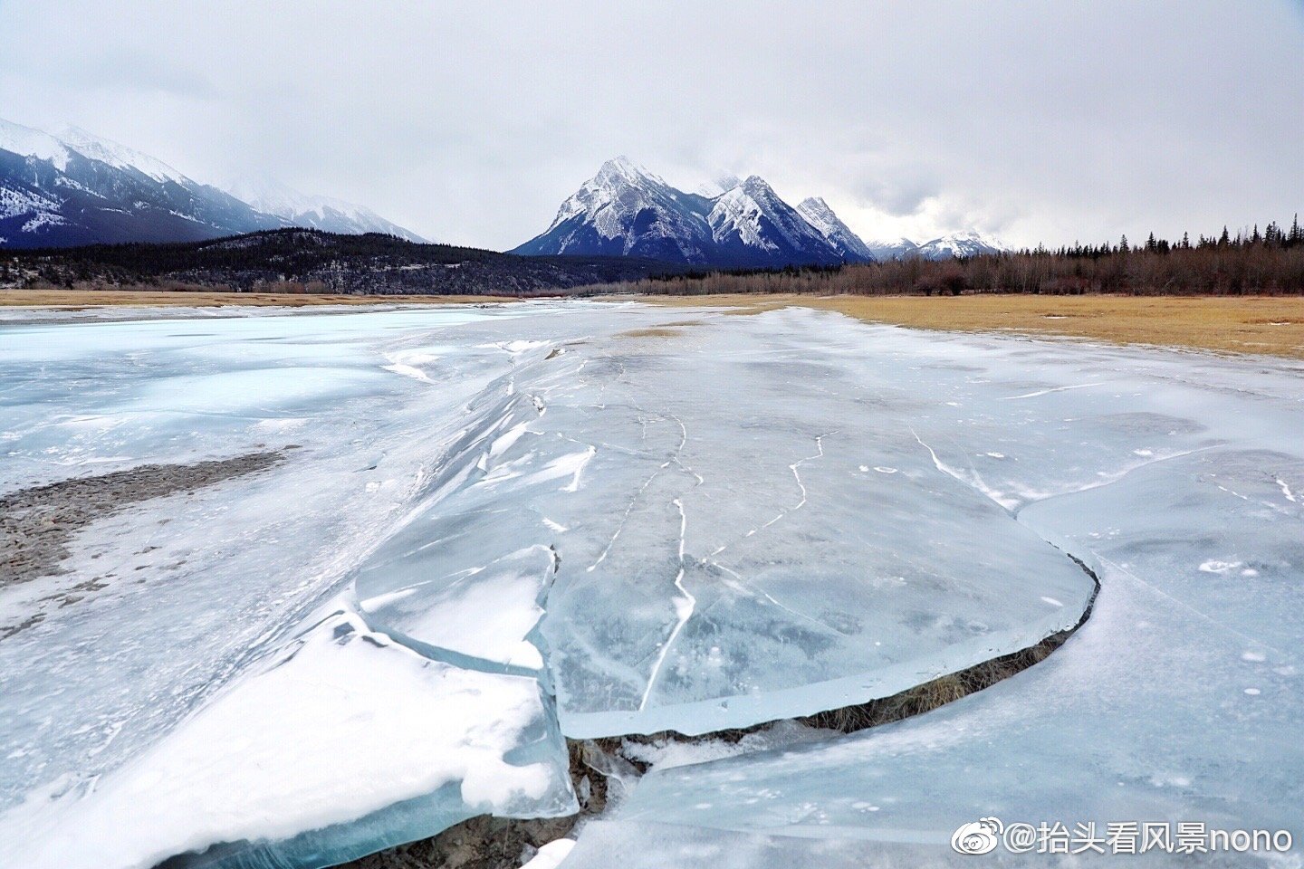 亚伯拉罕湖，又称“气泡湖”，位于加拿大艾伯塔落基山脉脚下