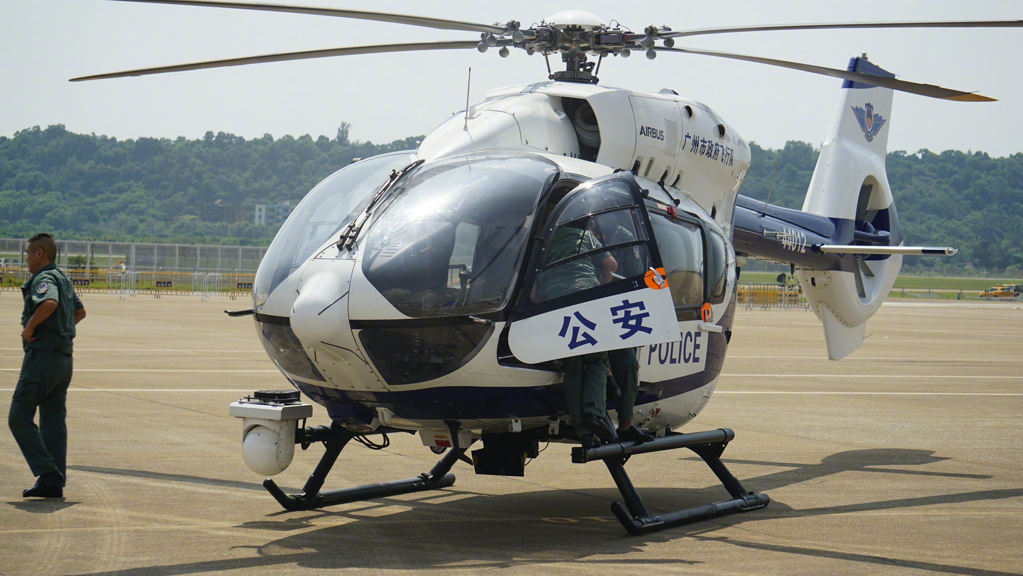 广东省警航队的空客H145直升机，就是展品也是航展应急保障装备……