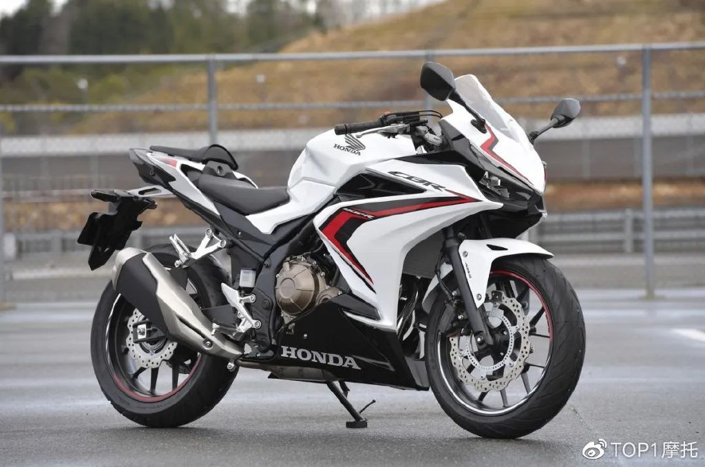 中量级仿赛的抉择——赛科龙RC401赛道版VS本田CBR400R-新浪汽车
