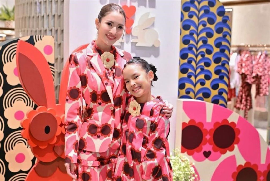 Aff母女俩出席活动，女神公布感情现状，女儿盼妈妈交20个男友