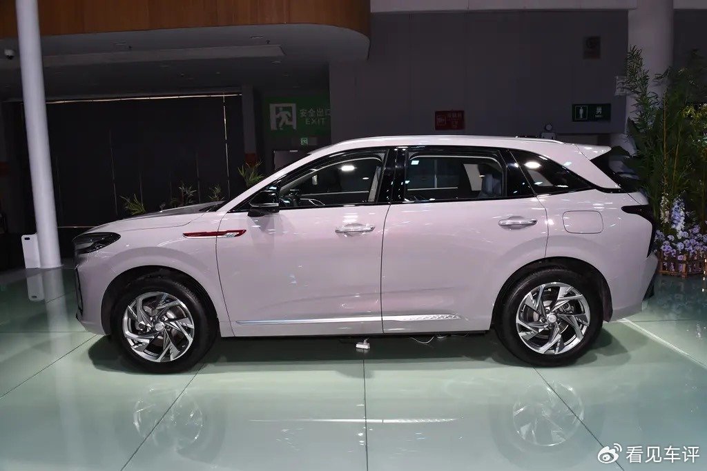 红旗HS3 PHEV 售15.98万元，搭载1.5T插混动力，你会买吗？-新浪汽车