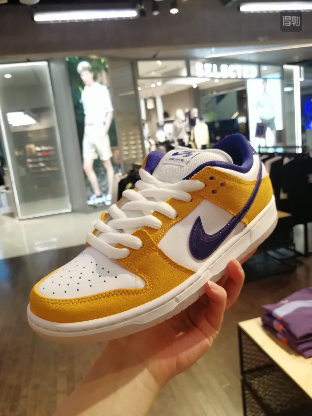 提前看看这双 SB Dunk Low Pro 紫金配色实物如何吧5月1日发售可不要__财经头条