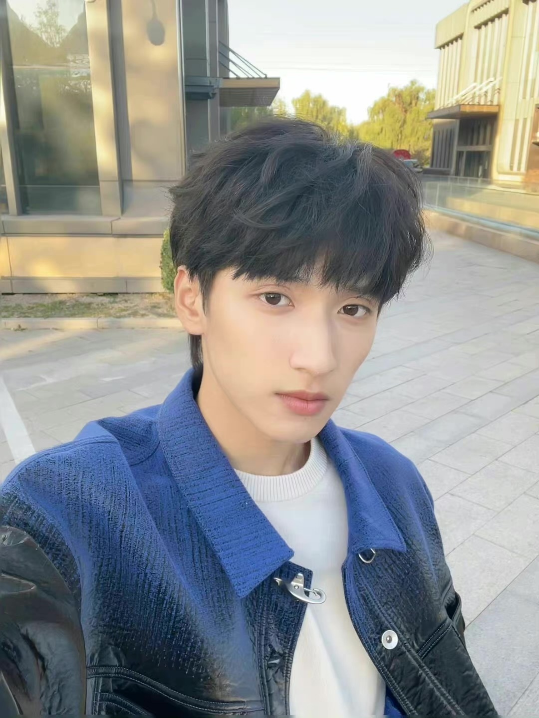 严浩翔晒蓝黑渐变皮衣随拍～ 相册有图就发一下……__财经头条