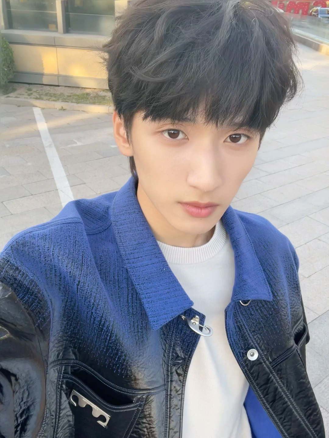 严浩翔晒蓝黑渐变皮衣随拍～ 相册有图就发一下……__财经头条