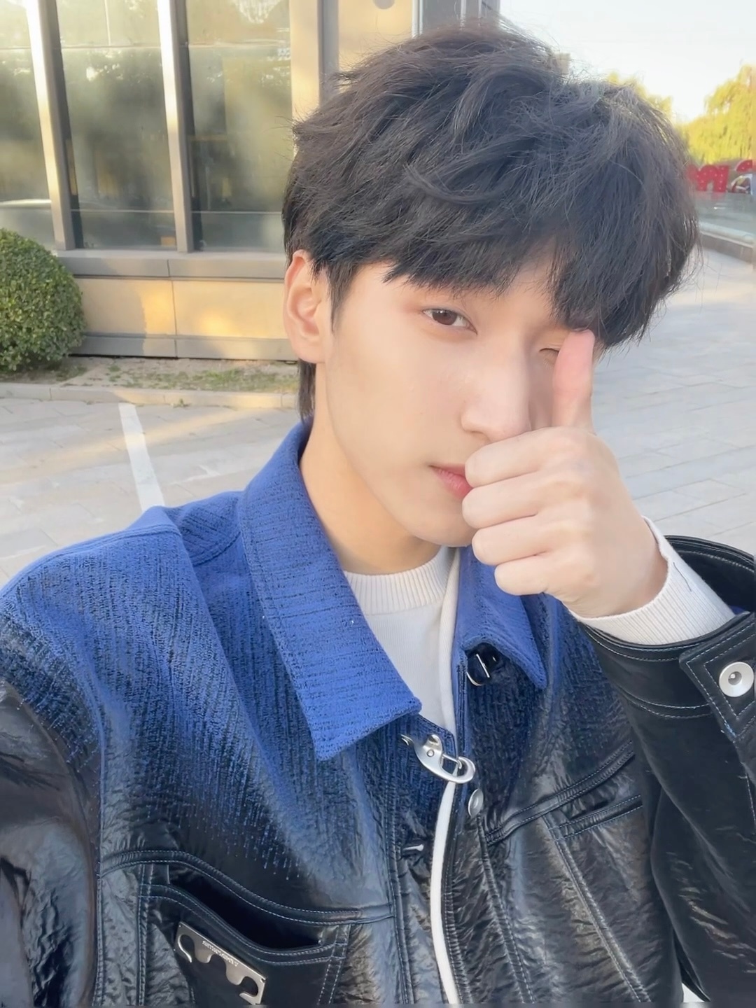 严浩翔晒蓝黑渐变皮衣随拍～ 相册有图就发一下……__财经头条