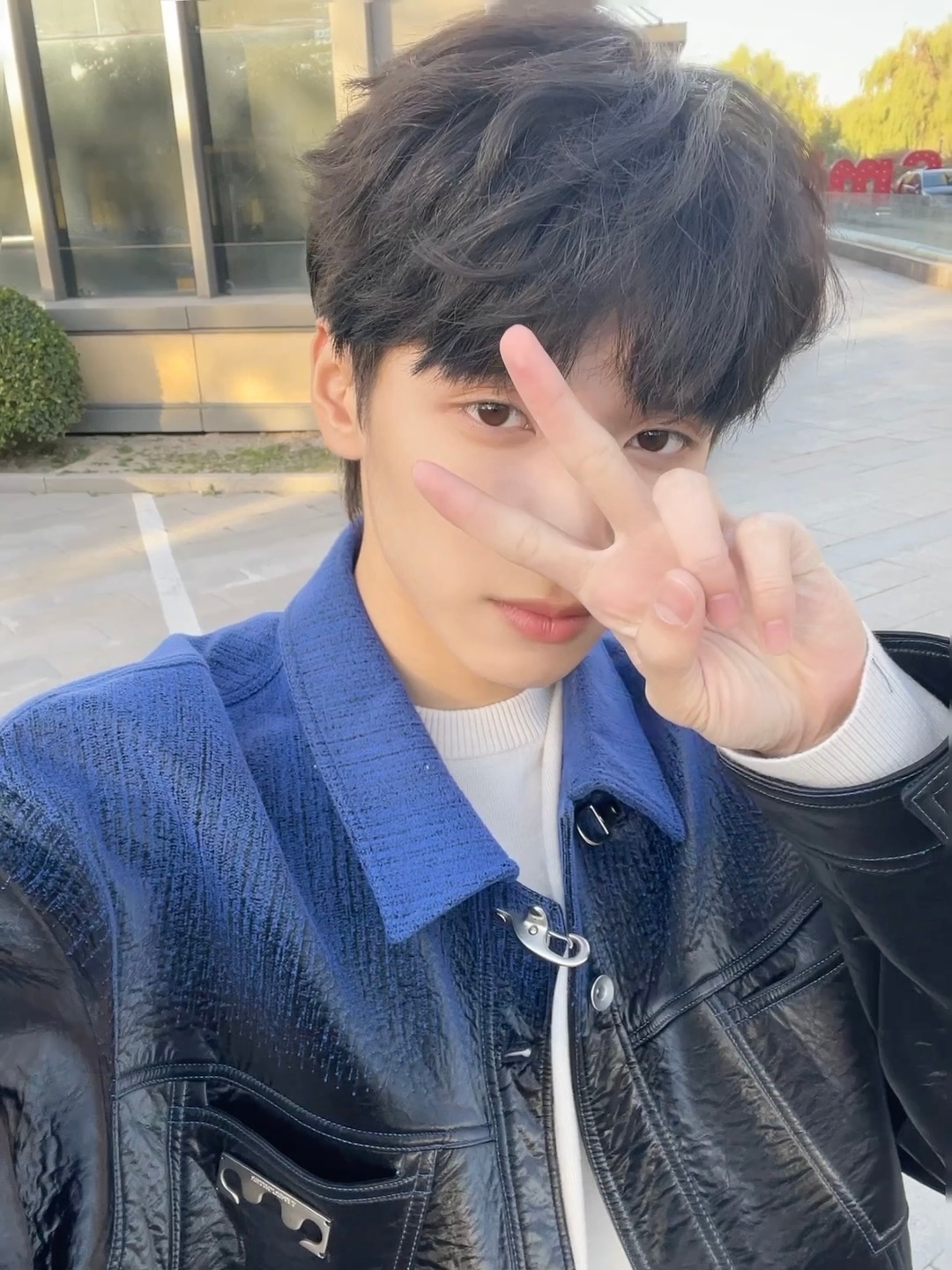 严浩翔晒蓝黑渐变皮衣随拍～ 相册有图就发一下……__财经头条