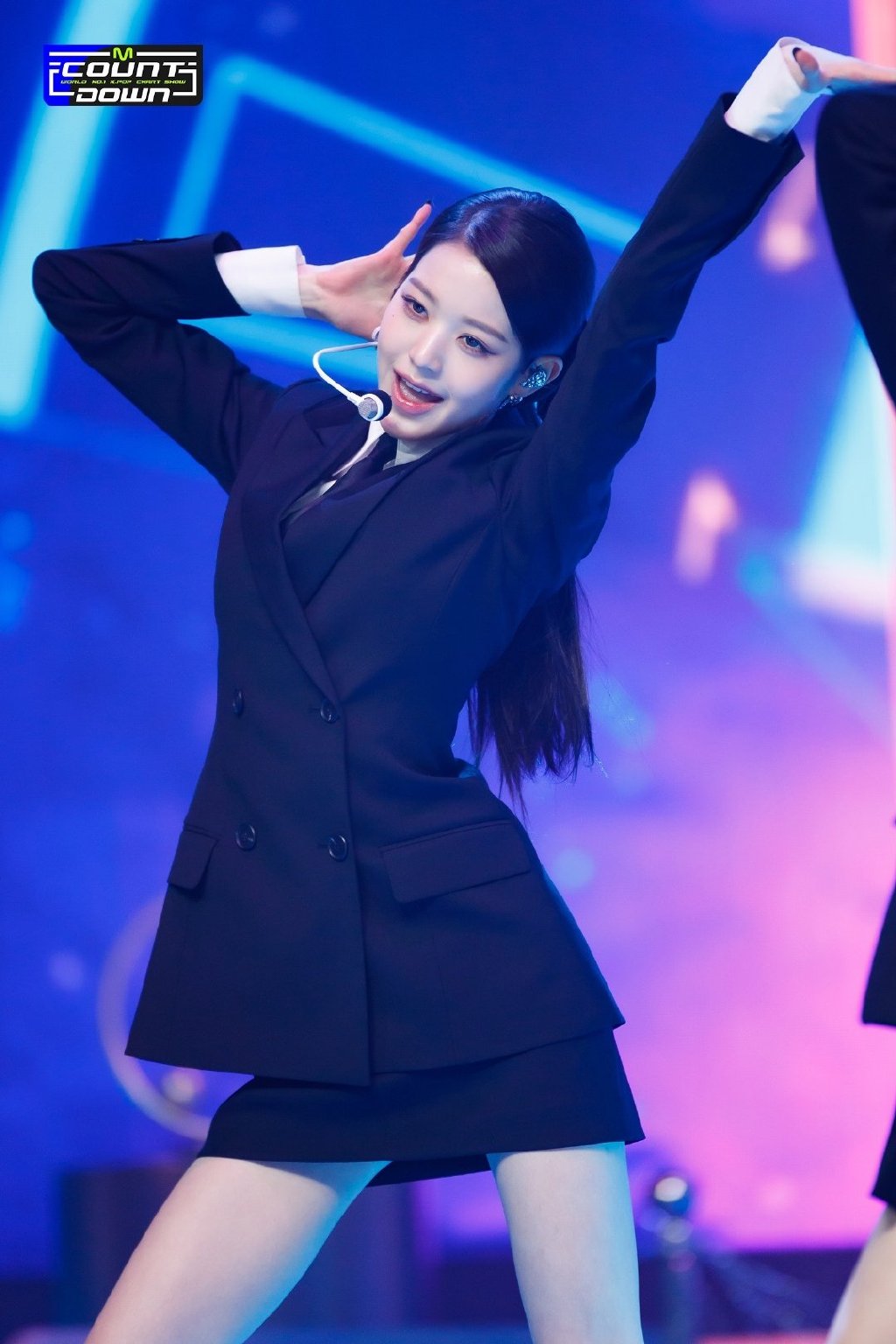 IVE新曲的首次打歌消音舞台公开，张元英独自闭麦，怪不得part少